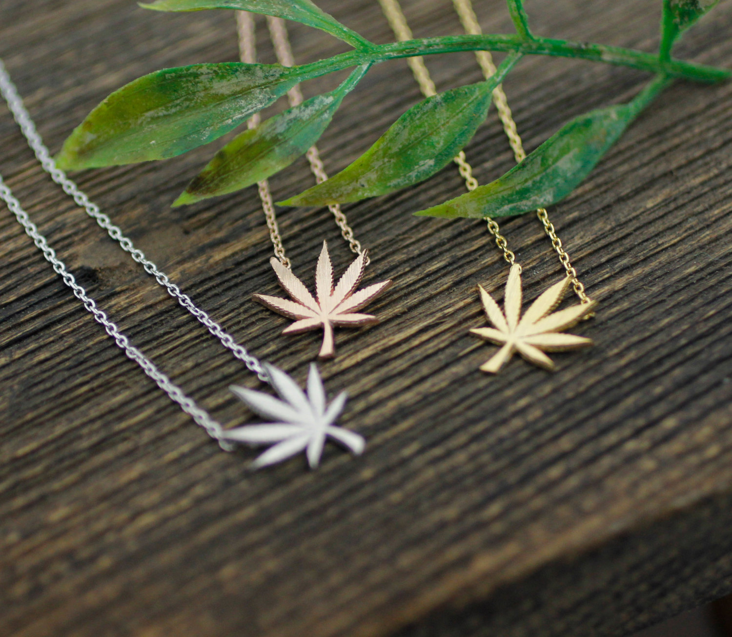 Marijuana Leaf Pendant Necklace In 3 Colors, N0195k on Luulla